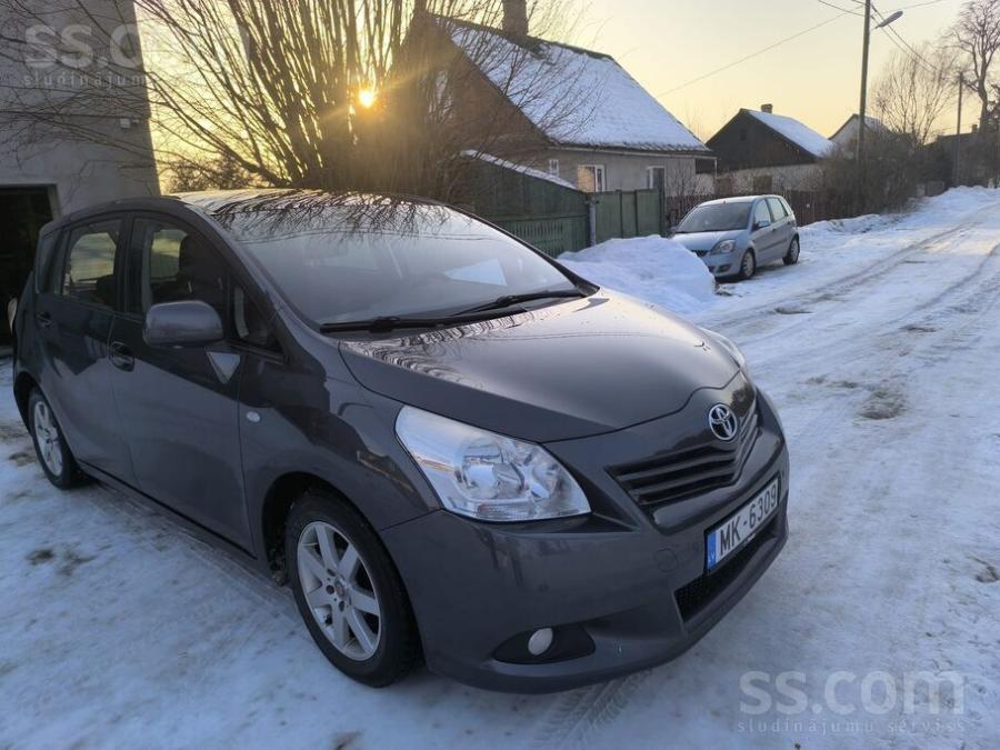 Pelēks Toyota Verso 2011 Daugavpils, ar dzinēja tilpumu 2.00 L un nobraukumu 195 tūkst. km par 6500 €, foto 3 vietnē AUTOMOTO.COM.LV