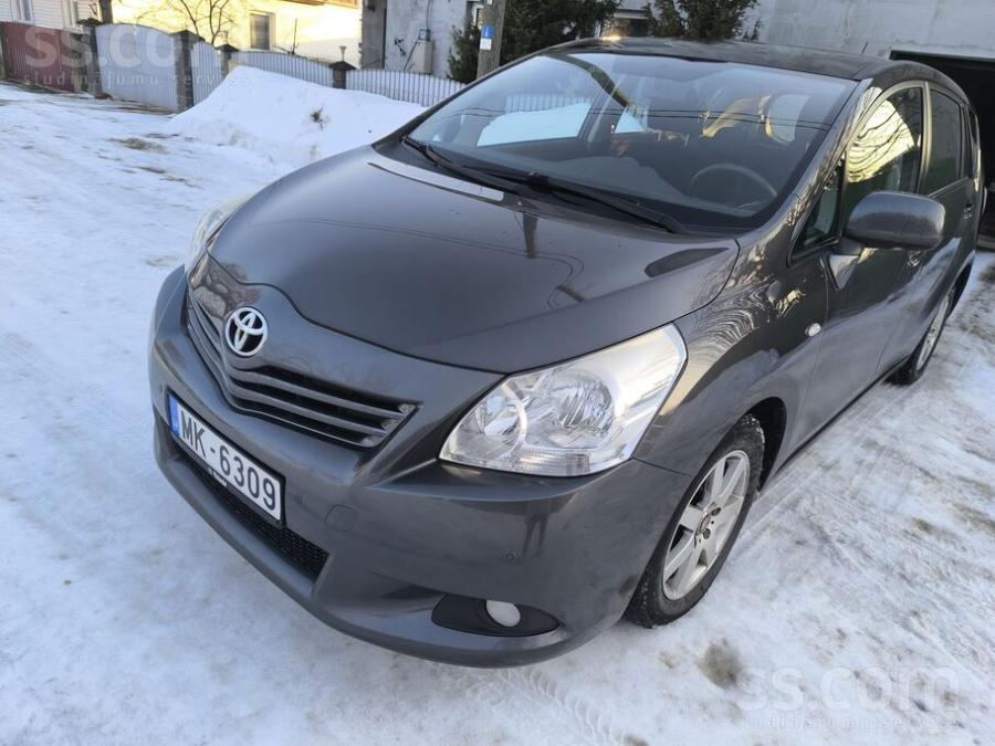 Pelēks Toyota Verso 2011 Daugavpils, ar dzinēja tilpumu 2.00 L un nobraukumu 195 tūkst. km par 6500 €, foto 4 vietnē AUTOMOTO.COM.LV