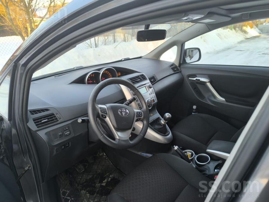 Pelēks Toyota Verso 2011 Daugavpils, ar dzinēja tilpumu 2.00 L un nobraukumu 195 tūkst. km par 6500 €, foto 6 vietnē AUTOMOTO.COM.LV