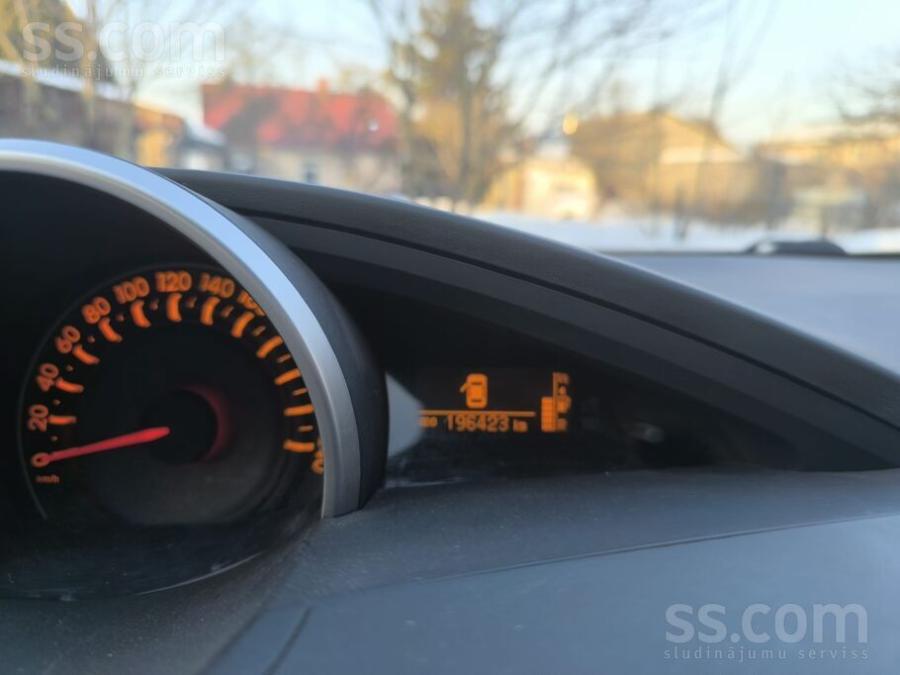 Pelēks Toyota Verso 2011 Daugavpils, ar dzinēja tilpumu 2.00 L un nobraukumu 195 tūkst. km par 6500 €, foto 7 vietnē AUTOMOTO.COM.LV