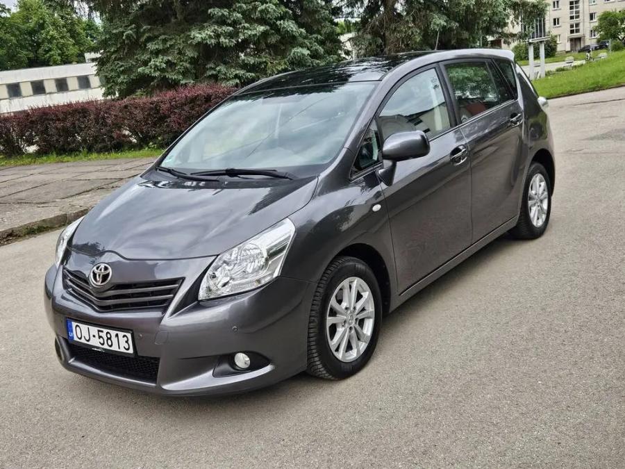Pelēks Toyota Verso 2011 Jēkabpils, ar dzinēja tilpumu 2.00 L un nobraukumu 245 tūkst. km par 5490 €, foto 1 vietnē AUTOMOTO.COM.LV