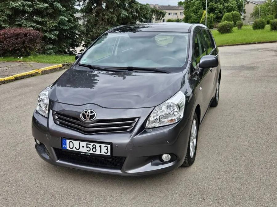 Pelēks Toyota Verso 2011 Jēkabpils, ar dzinēja tilpumu 2.00 L un nobraukumu 245 tūkst. km par 5490 €, foto 3 vietnē AUTOMOTO.COM.LV