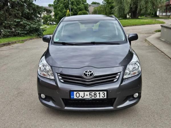 Grey Toyota Verso 2011 in Jekabpils, with an engine capacity of 2.00 L and mileage of 245 thousand km for 5490 €, photo 3 on AUTOMOTO.COM.LV