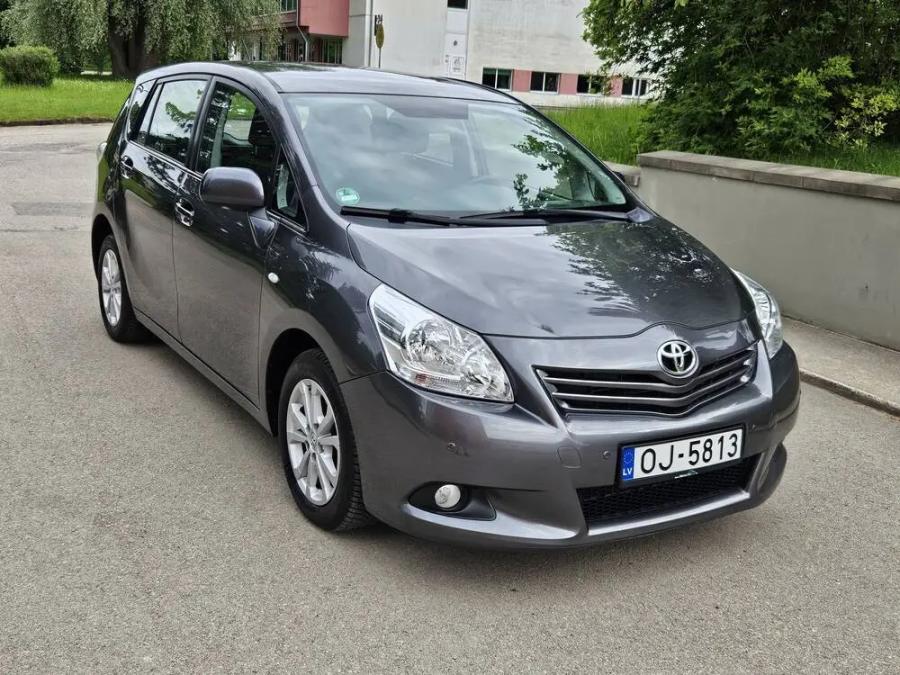 Pelēks Toyota Verso 2011 Jēkabpils, ar dzinēja tilpumu 2.00 L un nobraukumu 245 tūkst. km par 5490 €, foto 5 vietnē AUTOMOTO.COM.LV