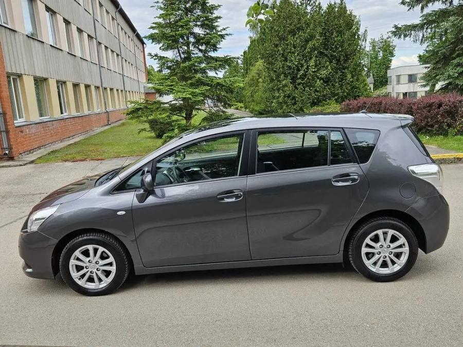 Pelēks Toyota Verso 2011 Jēkabpils, ar dzinēja tilpumu 2.00 L un nobraukumu 245 tūkst. km par 5490 €, foto 12 vietnē AUTOMOTO.COM.LV