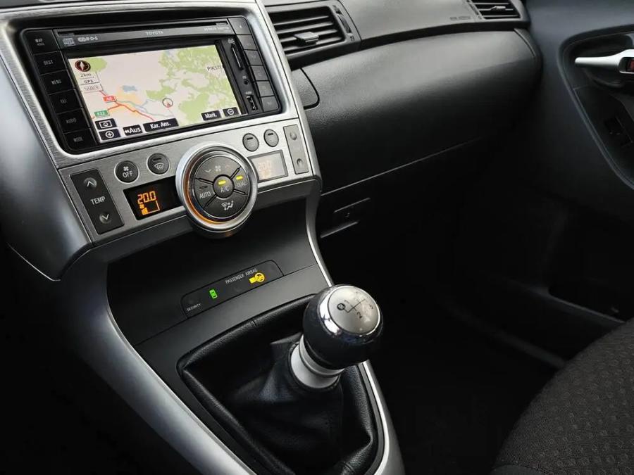 Pelēks Toyota Verso 2011 Jēkabpils, ar dzinēja tilpumu 2.00 L un nobraukumu 245 tūkst. km par 5490 €, foto 19 vietnē AUTOMOTO.COM.LV