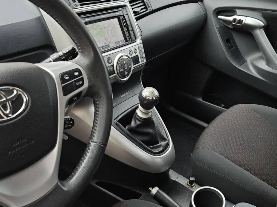 Pelēks Toyota Verso 2011 Jēkabpils, ar dzinēja tilpumu 2.00 L un nobraukumu 245 tūkst. km par 5490 €, foto 23 vietnē AUTOMOTO.COM.LV