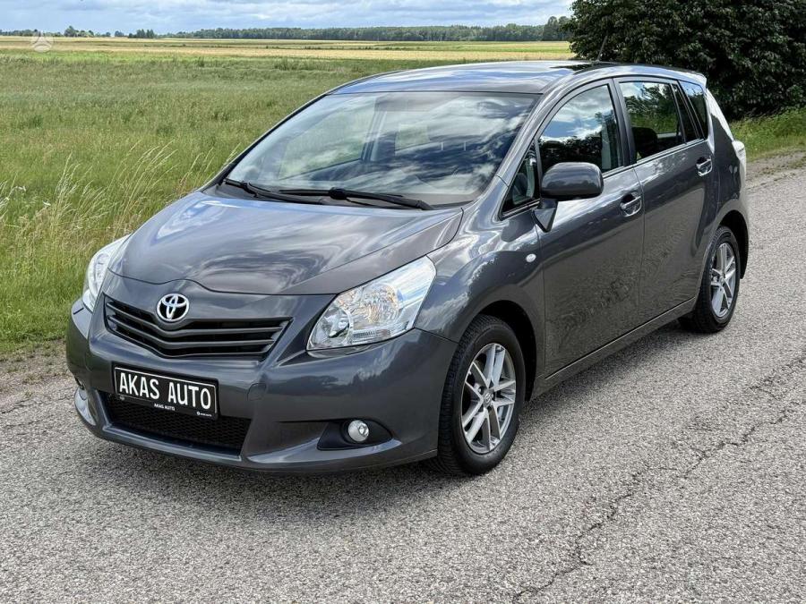 Grey Toyota Verso 2011 in Vilkaviskis, with an engine capacity of 1.80 L and mileage of 172 thousand km for 6900 €, photo 1 on AUTOMOTO.COM.LV