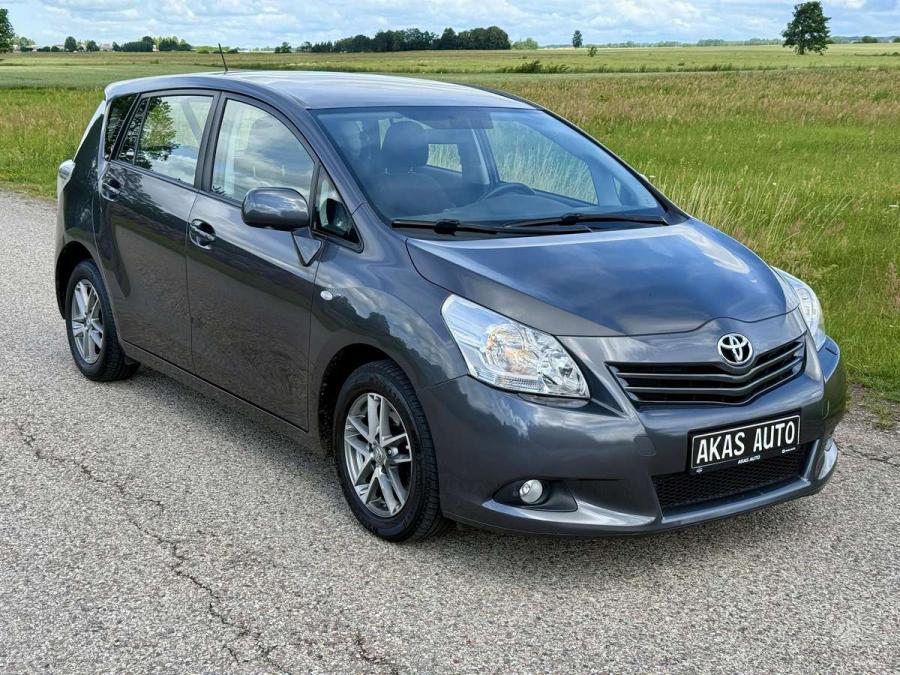 Grey Toyota Verso 2011 in Vilkaviskis, with an engine capacity of 1.80 L and mileage of 172 thousand km for 6900 €, photo 3 on AUTOMOTO.COM.LV