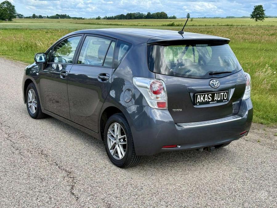 Grey Toyota Verso 2011 in Vilkaviskis, with an engine capacity of 1.80 L and mileage of 172 thousand km for 6900 €, photo 5 on AUTOMOTO.COM.LV