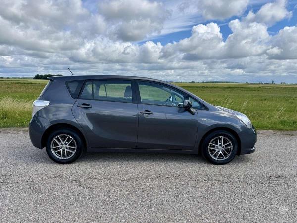 Grey Toyota Verso 2011 in Vilkaviskis, with an engine capacity of 1.80 L and mileage of 172 thousand km for 6900 €, photo 6 on AUTOMOTO.COM.LV