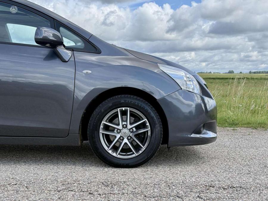 Grey Toyota Verso 2011 in Vilkaviskis, with an engine capacity of 1.80 L and mileage of 172 thousand km for 6900 €, photo 8 on AUTOMOTO.COM.LV