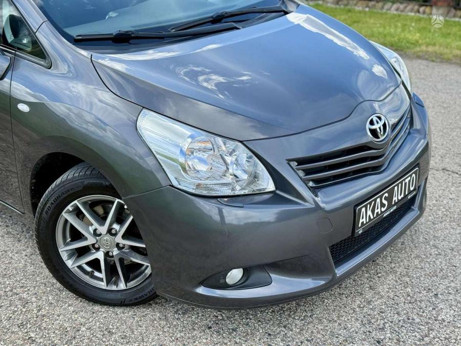 Grey Toyota Verso 2011 in Vilkaviskis, with an engine capacity of 1.80 L and mileage of 172 thousand km for 6900 €, photo 9 on AUTOMOTO.COM.LV