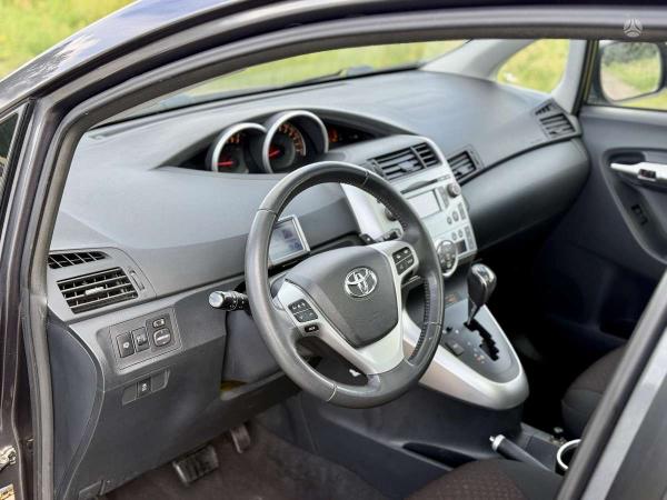 Grey Toyota Verso 2011 in Vilkaviskis, with an engine capacity of 1.80 L and mileage of 172 thousand km for 6900 €, photo 10 on AUTOMOTO.COM.LV