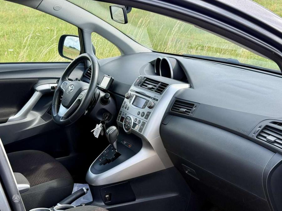 Grey Toyota Verso 2011 in Vilkaviskis, with an engine capacity of 1.80 L and mileage of 172 thousand km for 6900 €, photo 12 on AUTOMOTO.COM.LV