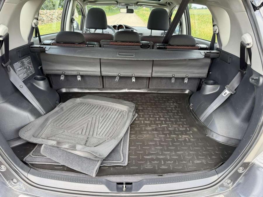 Grey Toyota Verso 2011 in Vilkaviskis, with an engine capacity of 1.80 L and mileage of 172 thousand km for 6900 €, photo 24 on AUTOMOTO.COM.LV
