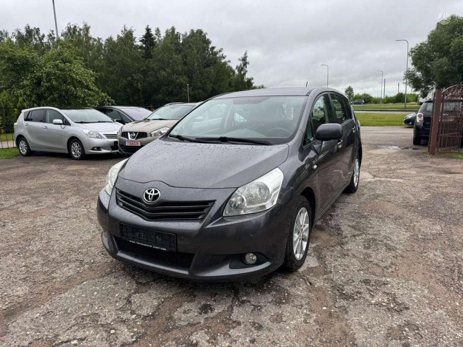 Pelēks Toyota Verso 2011 Jurbarkas, ar dzinēja tilpumu 2.00 L un nobraukumu 273 tūkst. km par 4250 €, foto 3 vietnē AUTOMOTO.COM.LV