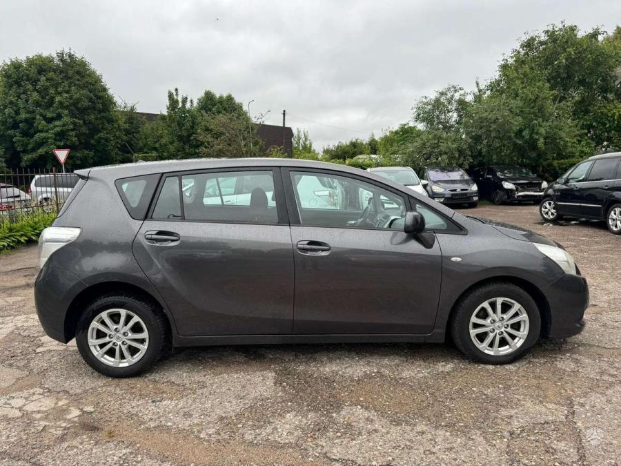 Pelēks Toyota Verso 2011 Jurbarkas, ar dzinēja tilpumu 2.00 L un nobraukumu 273 tūkst. km par 4250 €, foto 5 vietnē AUTOMOTO.COM.LV