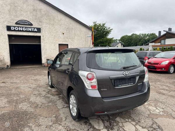 Grey Toyota Verso 2011 in Jurbarkas, with an engine capacity of 2.00 L and mileage of 273 thousand km for 4250 €, photo 6 on AUTOMOTO.COM.LV