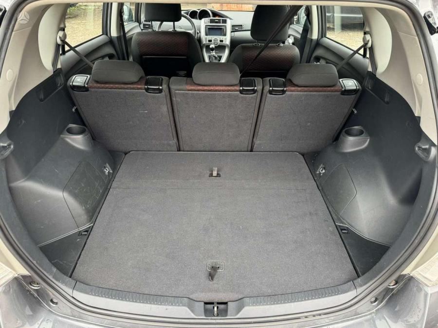Pelēks Toyota Verso 2011 Jurbarkas, ar dzinēja tilpumu 2.00 L un nobraukumu 273 tūkst. km par 4250 €, foto 8 vietnē AUTOMOTO.COM.LV
