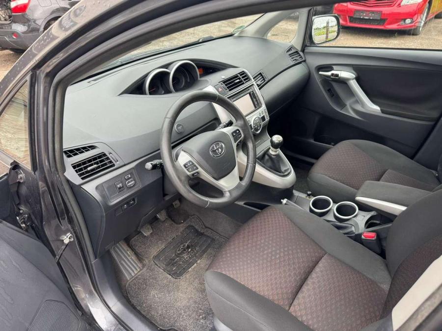 Pelēks Toyota Verso 2011 Jurbarkas, ar dzinēja tilpumu 2.00 L un nobraukumu 273 tūkst. km par 4250 €, foto 12 vietnē AUTOMOTO.COM.LV