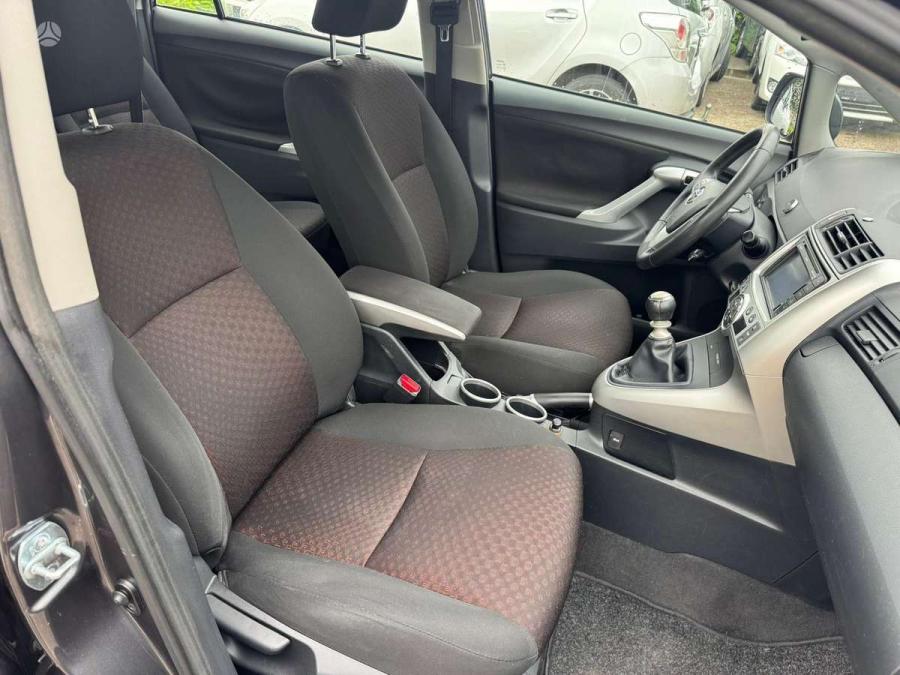 Pelēks Toyota Verso 2011 Jurbarkas, ar dzinēja tilpumu 2.00 L un nobraukumu 273 tūkst. km par 4250 €, foto 15 vietnē AUTOMOTO.COM.LV
