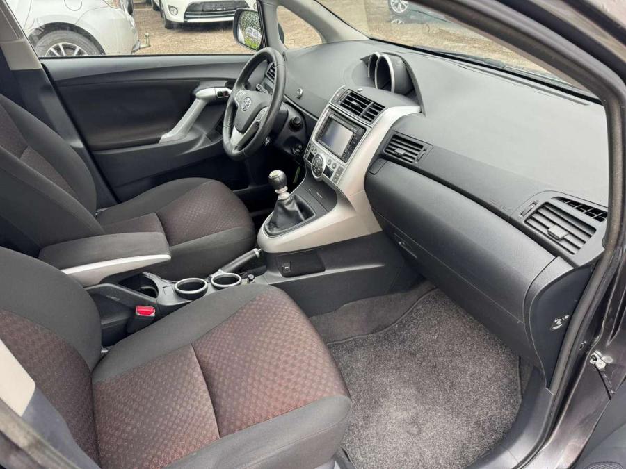 Pelēks Toyota Verso 2011 Jurbarkas, ar dzinēja tilpumu 2.00 L un nobraukumu 273 tūkst. km par 4250 €, foto 16 vietnē AUTOMOTO.COM.LV