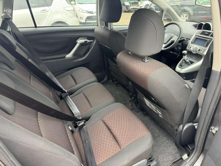 Pelēks Toyota Verso 2011 Jurbarkas, ar dzinēja tilpumu 2.00 L un nobraukumu 273 tūkst. km par 4250 €, foto 17 vietnē AUTOMOTO.COM.LV