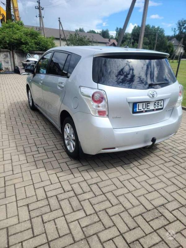 Pelēks Toyota Verso 2011 Kauņa, ar dzinēja tilpumu 2.00 L un nobraukumu 192 tūkst. km par 4600 €, foto 2 vietnē AUTOMOTO.COM.LV