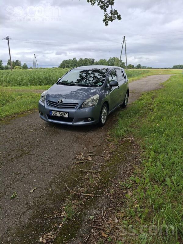 Grey Toyota Verso 2011 in Jelgava, with an engine capacity of 2.00 L and mileage of 306 thousand km for 4900 €, photo 1 on AUTOMOTO.COM.LV