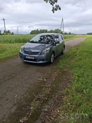 Pelēks Toyota Verso 2011 Jelgava, ar dzinēja tilpumu 2.00 L un nobraukumu 306 tūkst. km par 4900 €, foto  vietnē AUTOMOTO.COM.LV