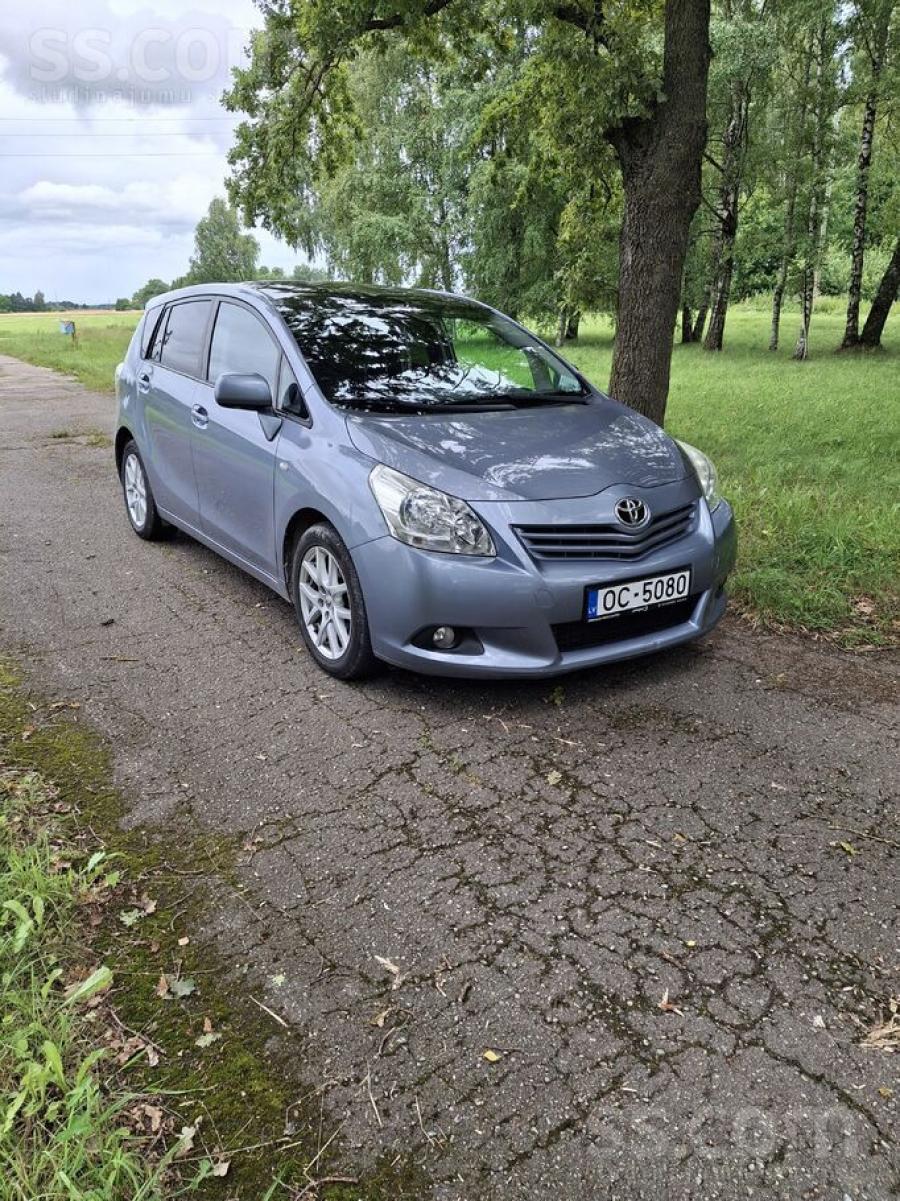 Pelēks Toyota Verso 2011 Jelgava, ar dzinēja tilpumu 2.00 L un nobraukumu 306 tūkst. km par 4900 €, foto 3 vietnē AUTOMOTO.COM.LV