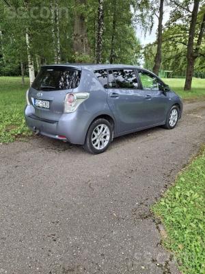 Pelēks Toyota Verso 2011 Jelgava, ar dzinēja tilpumu 2.00 L un nobraukumu 306 tūkst. km par 4900 €, foto 4 vietnē AUTOMOTO.COM.LV