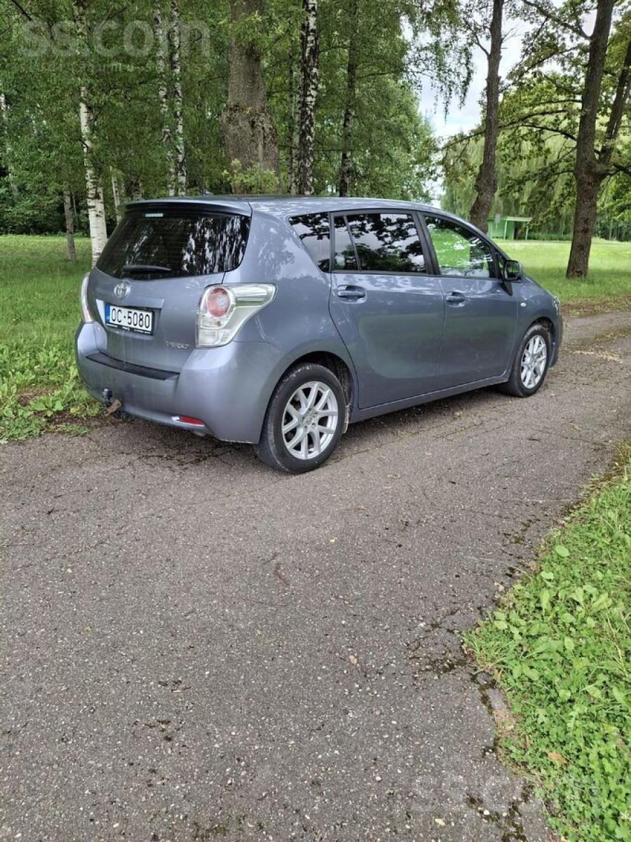 Pelēks Toyota Verso 2011 Jelgava, ar dzinēja tilpumu 2.00 L un nobraukumu 306 tūkst. km par 4900 €, foto 4 vietnē AUTOMOTO.COM.LV