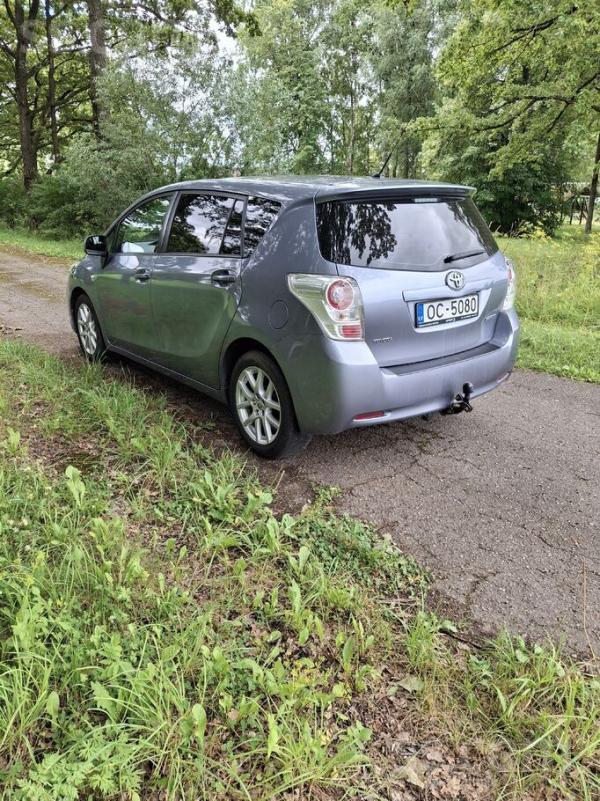 Grey Toyota Verso 2011 in Jelgava, with an engine capacity of 2.00 L and mileage of 306 thousand km for 4900 €, photo 4 on AUTOMOTO.COM.LV