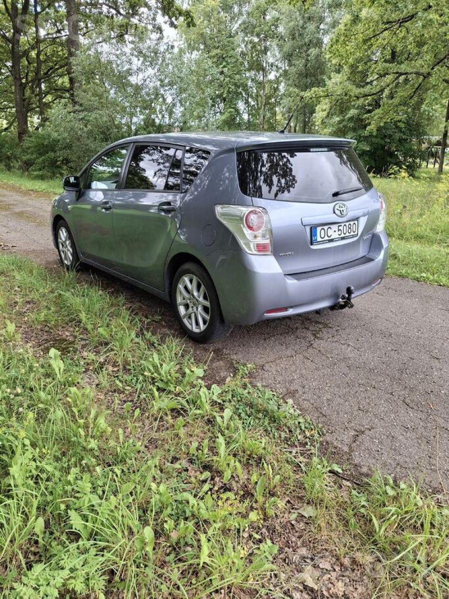 Pelēks Toyota Verso 2011 Jelgava, ar dzinēja tilpumu 2.00 L un nobraukumu 306 tūkst. km par 4900 €, foto 5 vietnē AUTOMOTO.COM.LV