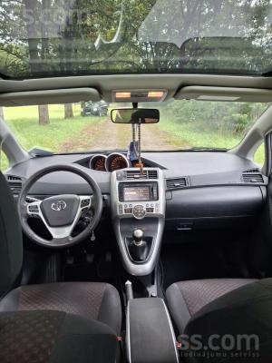 Pelēks Toyota Verso 2011 Jelgava, ar dzinēja tilpumu 2.00 L un nobraukumu 306 tūkst. km par 4900 €, foto 6 vietnē AUTOMOTO.COM.LV