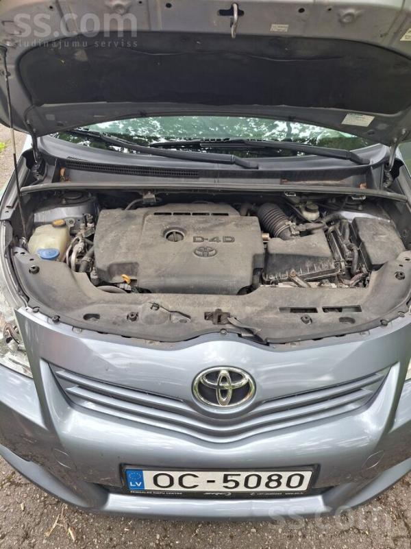 Grey Toyota Verso 2011 in Jelgava, with an engine capacity of 2.00 L and mileage of 306 thousand km for 4900 €, photo 9 on AUTOMOTO.COM.LV