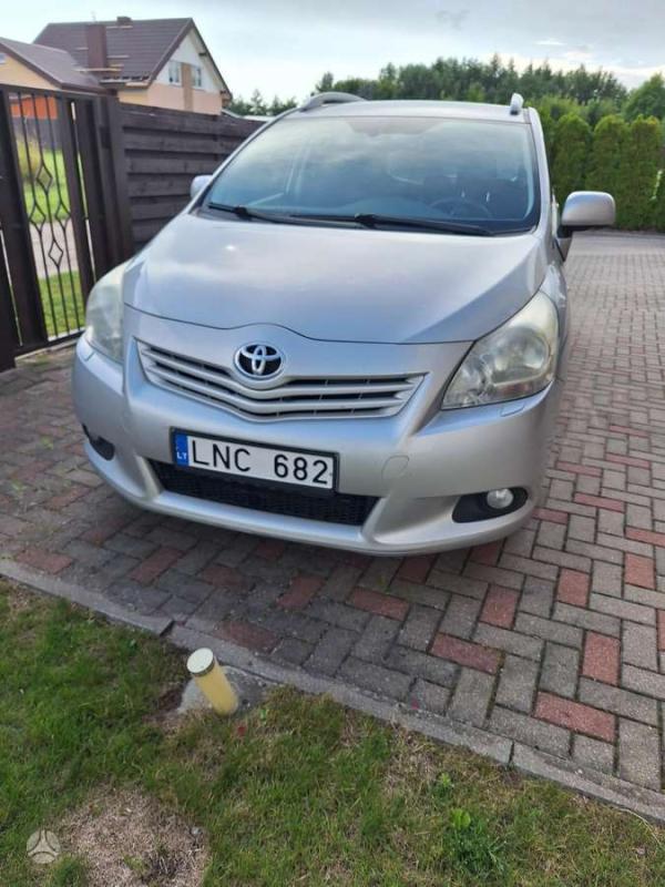Pelēks Toyota Verso 2011 Klaipėda, ar dzinēja tilpumu 2.23 L un nobraukumu 216 tūkst. km par 4900 €, foto 1 vietnē AUTOMOTO.COM.LV