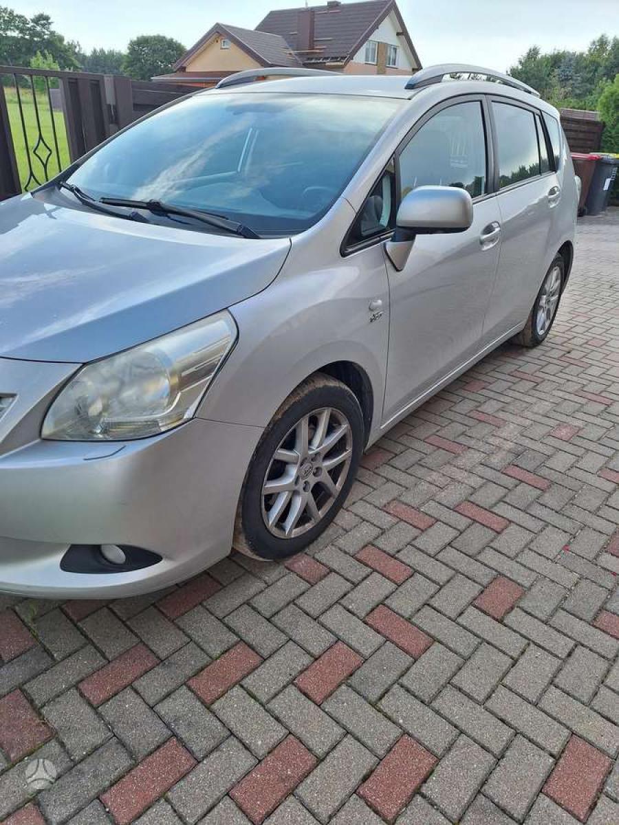 Pelēks Toyota Verso 2011 Klaipėda, ar dzinēja tilpumu 2.23 L un nobraukumu 216 tūkst. km par 4900 €, foto 3 vietnē AUTOMOTO.COM.LV