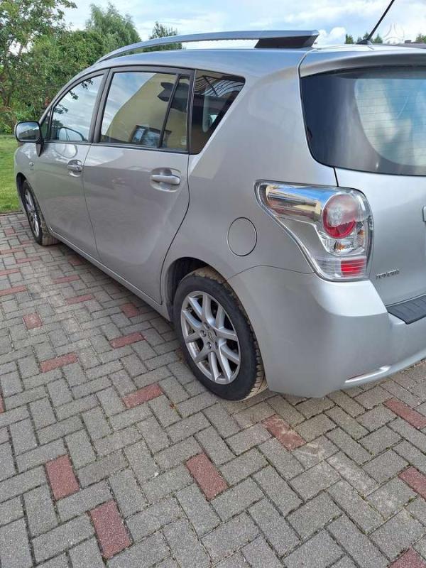 Pelēks Toyota Verso 2011 Klaipėda, ar dzinēja tilpumu 2.23 L un nobraukumu 216 tūkst. km par 4900 €, foto 3 vietnē AUTOMOTO.COM.LV