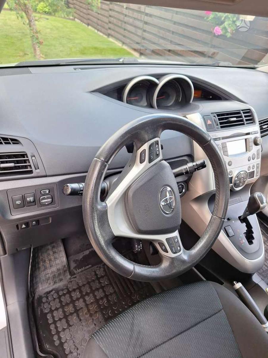 Pelēks Toyota Verso 2011 Klaipėda, ar dzinēja tilpumu 2.23 L un nobraukumu 216 tūkst. km par 4900 €, foto 9 vietnē AUTOMOTO.COM.LV