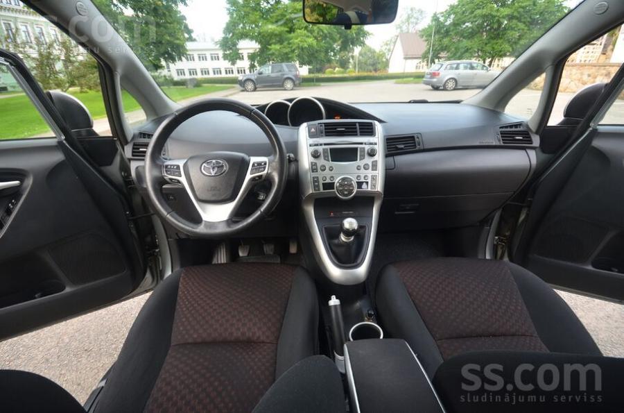 Pelēks Toyota Verso 2011 Valmiera, ar dzinēja tilpumu 2.00 L un nobraukumu 317 tūkst. km par 4750 €, foto 24 vietnē AUTOMOTO.COM.LV