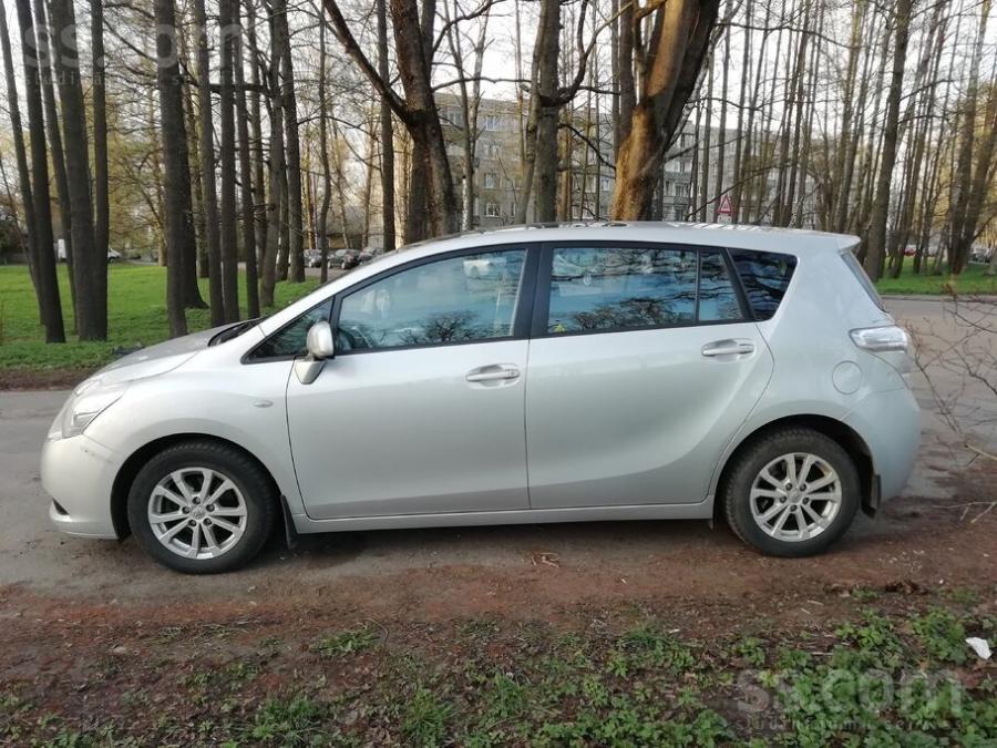Grey Toyota Verso 2011 in Riga, with an engine capacity of 2.00 L and mileage of 258 thousand km for 4500 €, photo 3 on AUTOMOTO.COM.LV