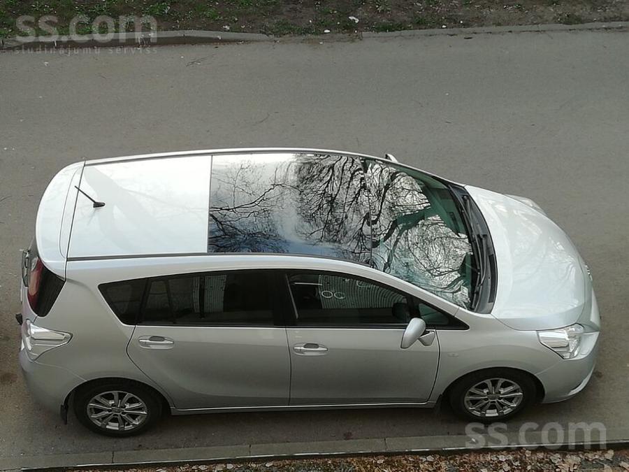 Grey Toyota Verso 2011 in Riga, with an engine capacity of 2.00 L and mileage of 258 thousand km for 4500 €, photo 4 on AUTOMOTO.COM.LV