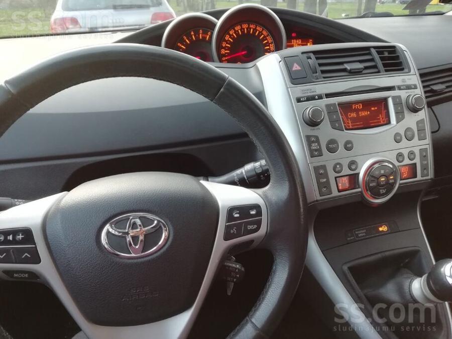 Grey Toyota Verso 2011 in Riga, with an engine capacity of 2.00 L and mileage of 258 thousand km for 4500 €, photo 5 on AUTOMOTO.COM.LV