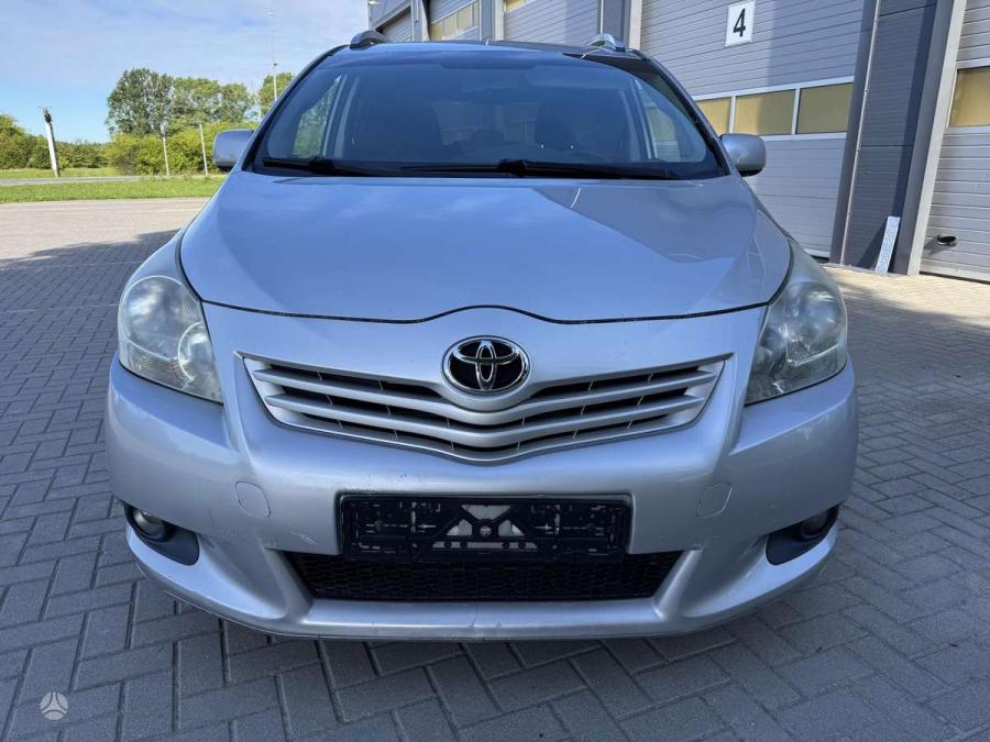 Pelēks Toyota Verso 2011 Kretinga, ar dzinēja tilpumu 2.00 L un nobraukumu 289 tūkst. km par 2995 €, foto 4 vietnē AUTOMOTO.COM.LV