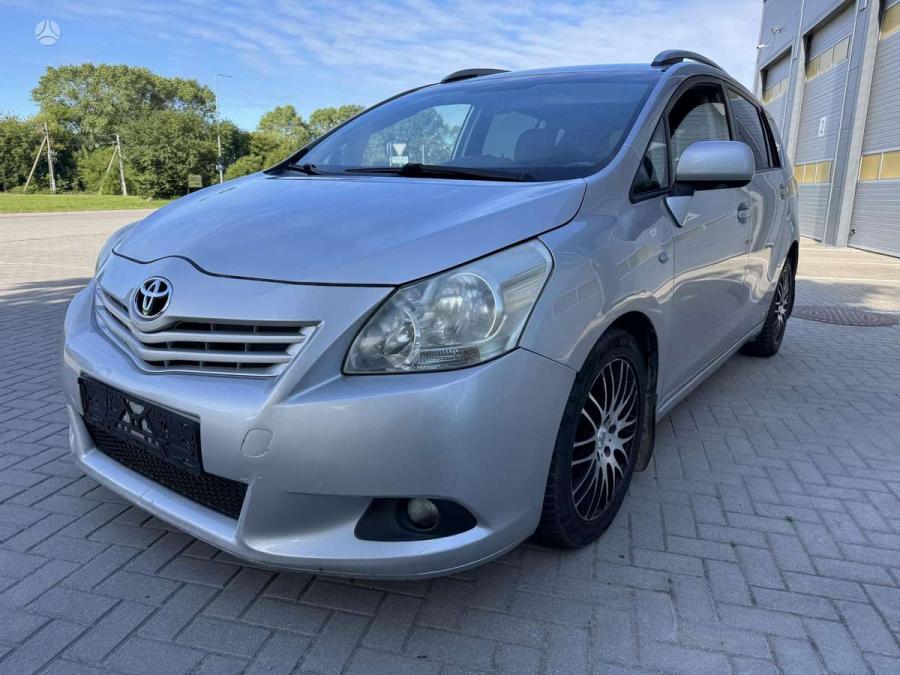 Pelēks Toyota Verso 2011 Kretinga, ar dzinēja tilpumu 2.00 L un nobraukumu 289 tūkst. km par 2995 €, foto 5 vietnē AUTOMOTO.COM.LV