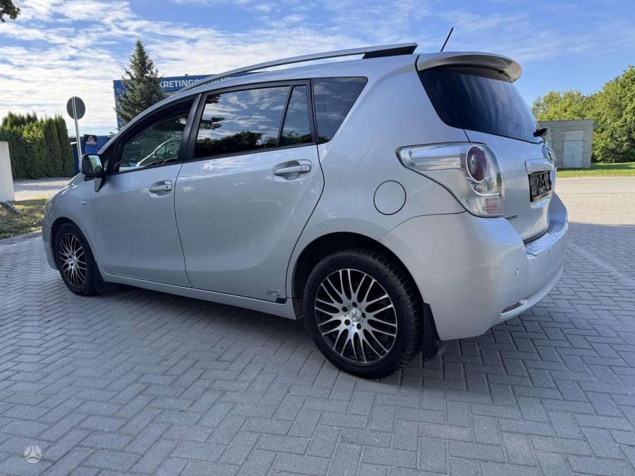 Pelēks Toyota Verso 2011 Kretinga, ar dzinēja tilpumu 2.00 L un nobraukumu 289 tūkst. km par 2995 €, foto 7 vietnē AUTOMOTO.COM.LV