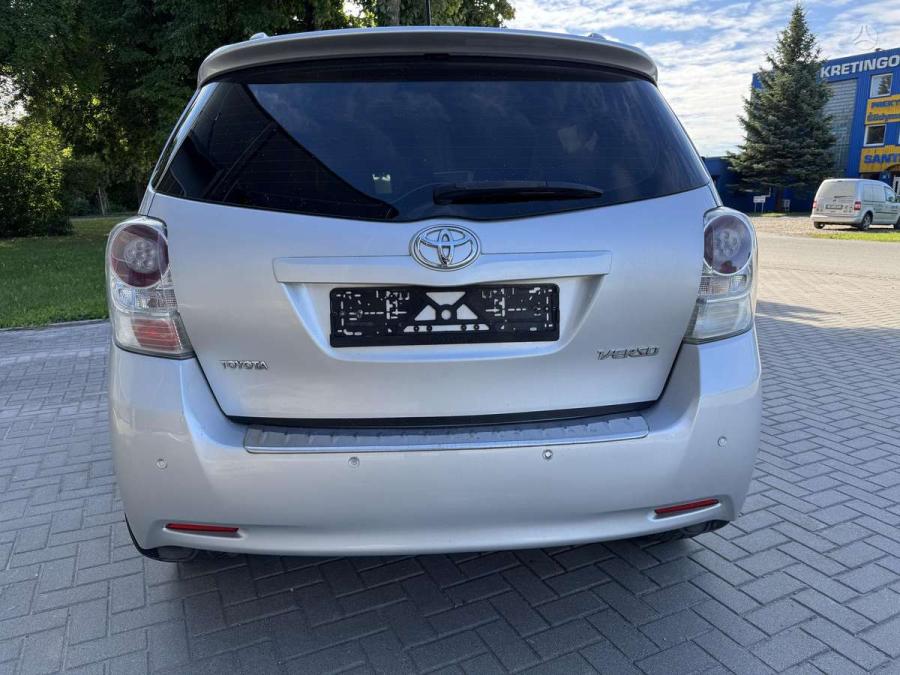 Pelēks Toyota Verso 2011 Kretinga, ar dzinēja tilpumu 2.00 L un nobraukumu 289 tūkst. km par 2995 €, foto 9 vietnē AUTOMOTO.COM.LV